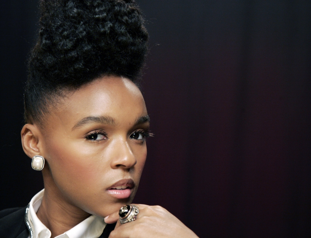 Ерика Баду удари приятелско рамо на Janelle Monáe в парчето Q.U.E.E.N ...